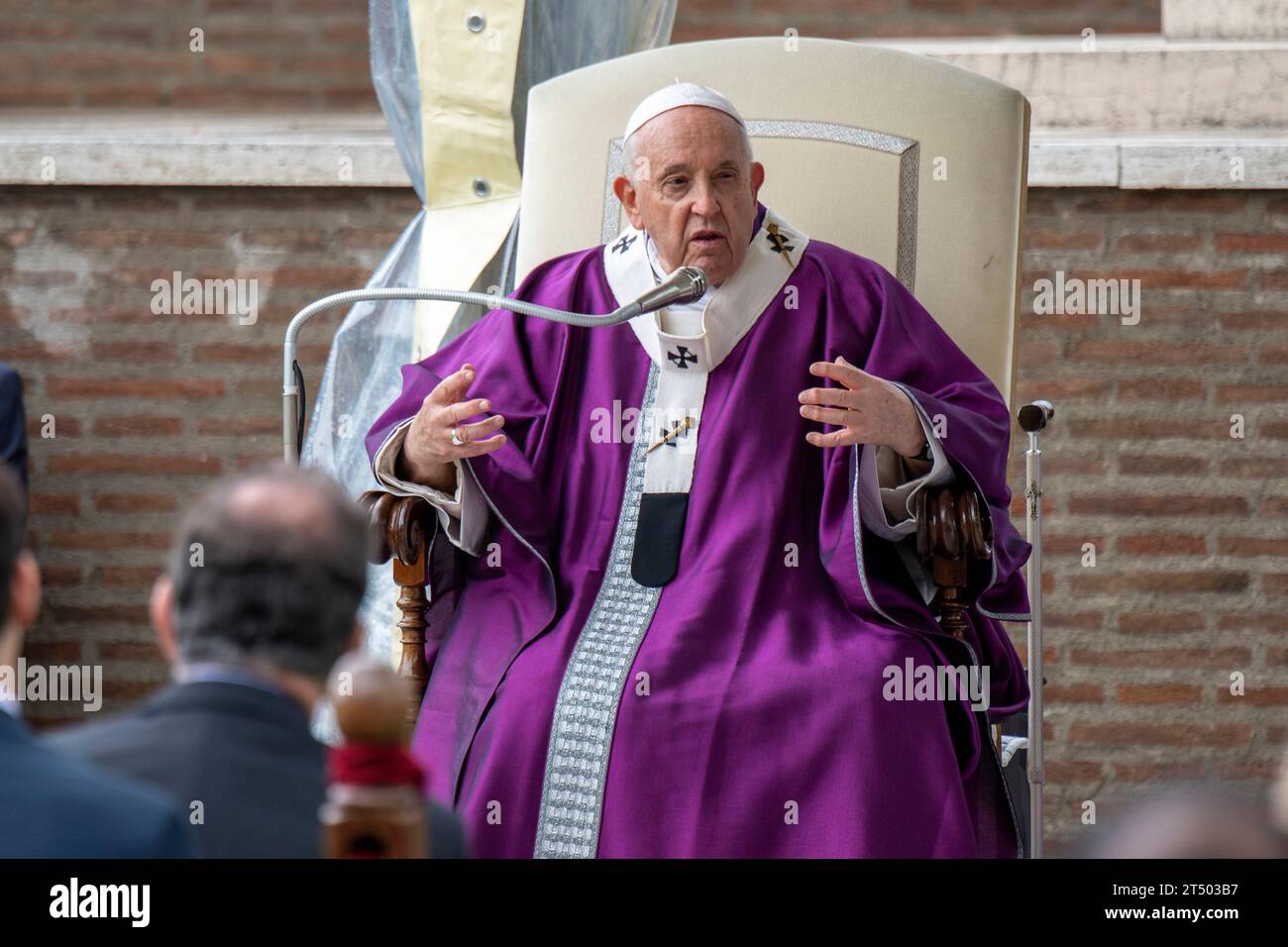 Friedhof vor der feier einer messe -Fotos und -Bildmaterial in hoher ...