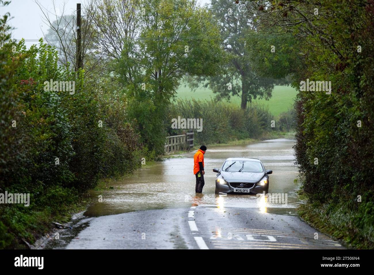 02.11.23. STURM CIARAN SOMERSET Ein Fahrzeug, das in Hochwasser in der ...