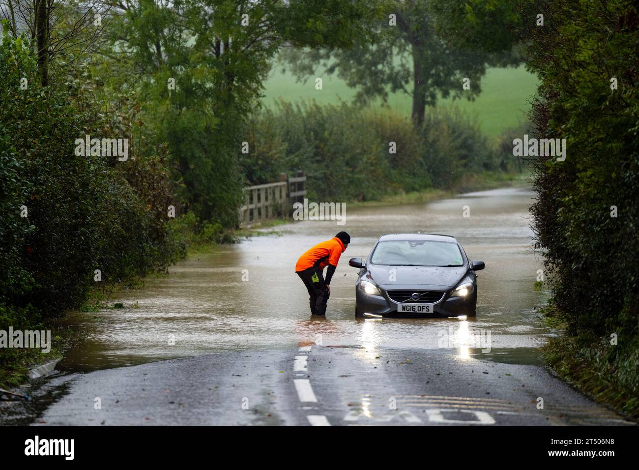 02.11.23. STURM CIARAN SOMERSET Ein Fahrzeug, das in Hochwasser in der ...