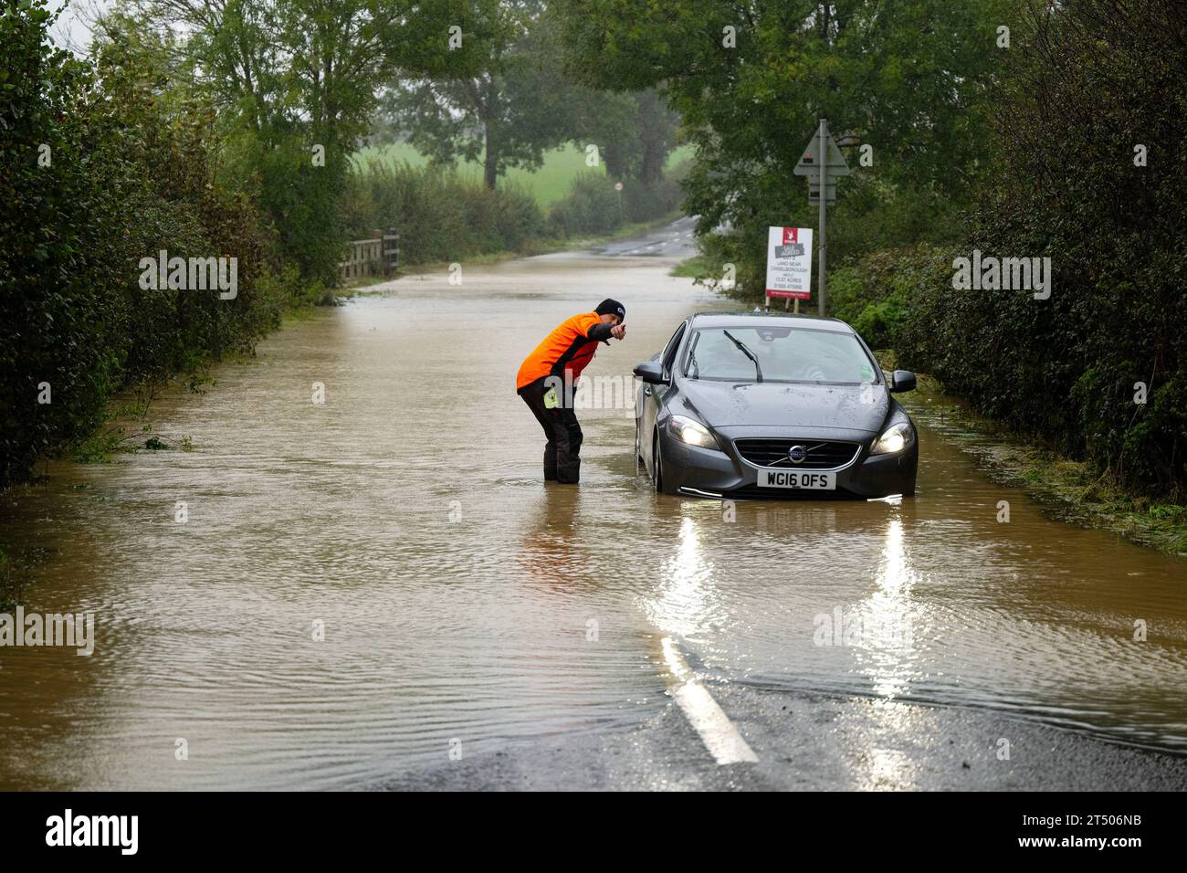 02.11.23. STURM CIARAN SOMERSET Ein Fahrzeug, das in Hochwasser in der ...