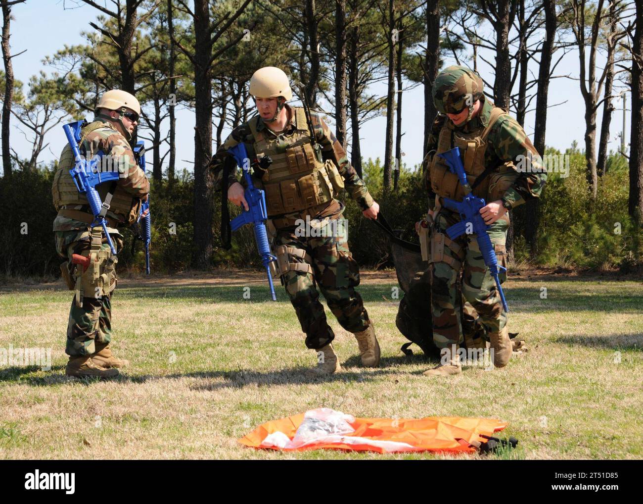 Tactical combat casualty -Fotos und -Bildmaterial in hoher Auflösung ...