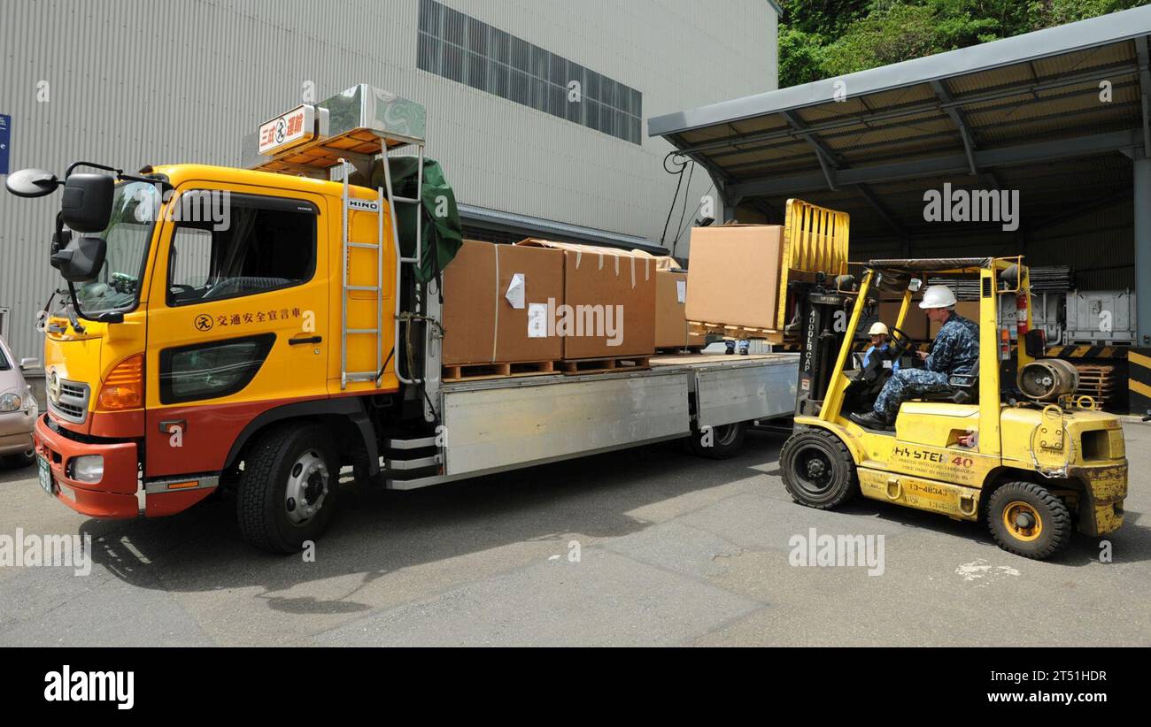 Erdbeben der Stärke 9,0, Flugzeugträger, Decken, Spenden, Familien ...