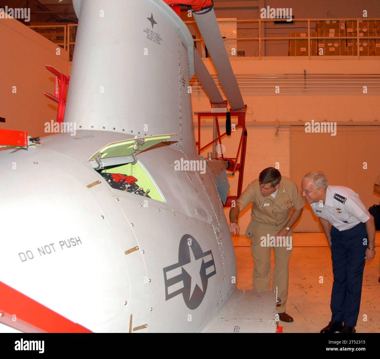 0907145677B-040 MAYPORT, Florida (14. Juli 2009) General Douglas Fraser ...