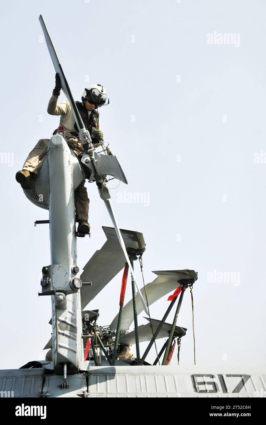 1010076003P-050 ARABIAN SEA (7. Oktober 2010) Joseph Montalvo führt ...