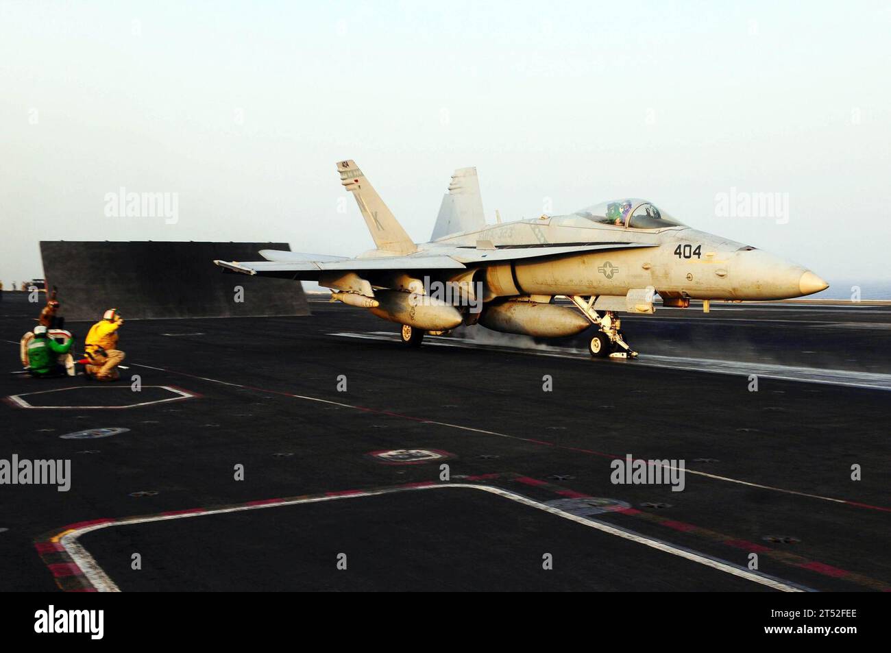 110625UO379-116 ARABISCHE SEE (25. Juni 2011) eine F/A-18C Hornet, die ...