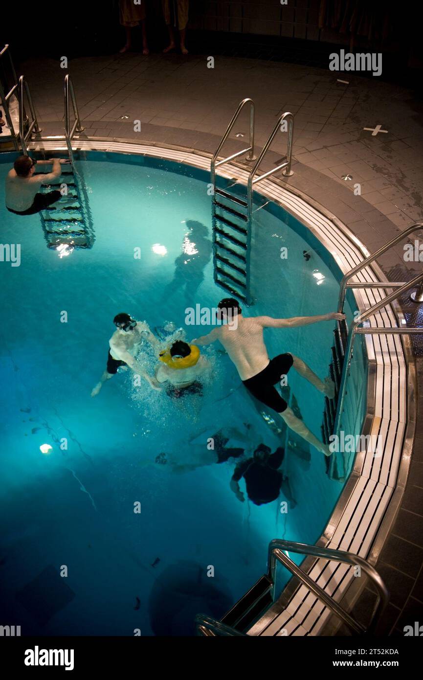 Submarine escape -Fotos und -Bildmaterial in hoher Auflösung – Alamy