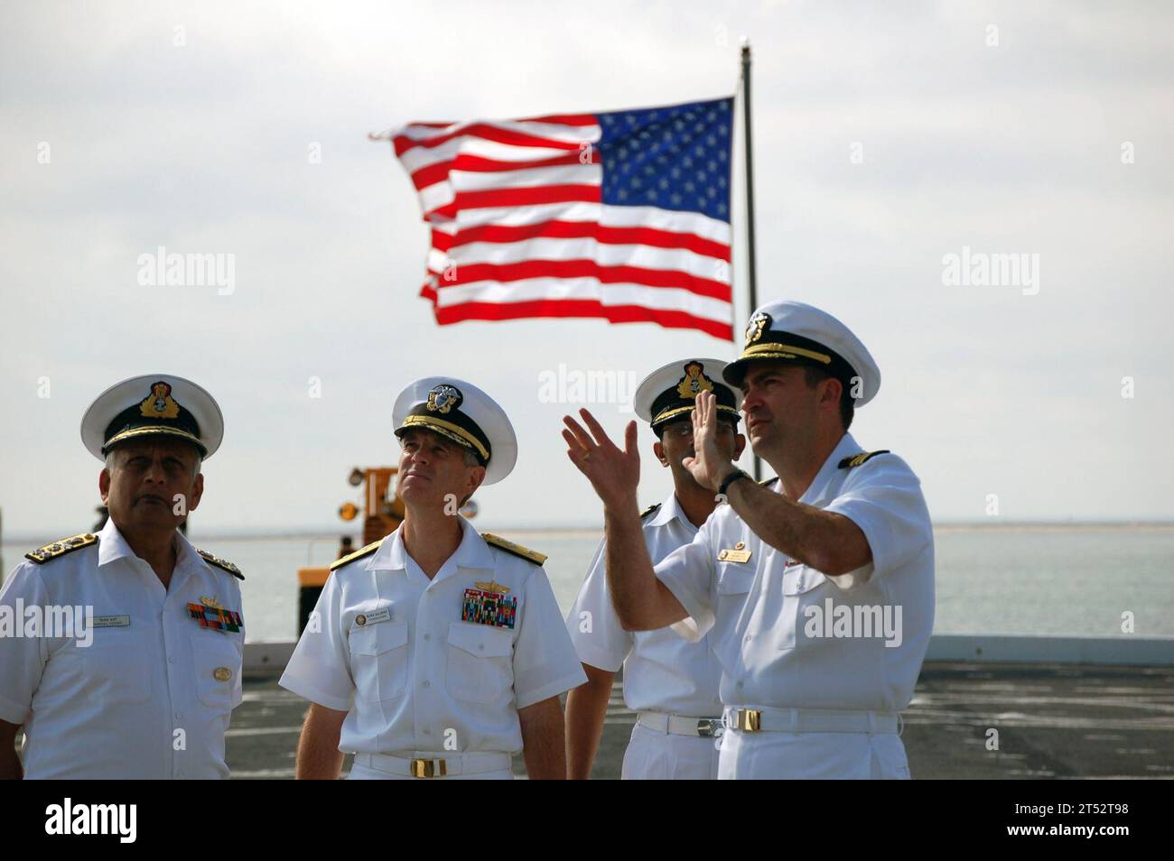 0710141681S-130 SAN DIEGO (14. Oktober 2007) Р Commander. John B ...