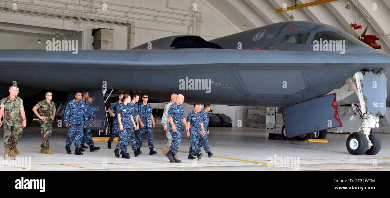 1005288433N-752 ANDERSEN AIR FORCE BASE, Guam (28. Mai 2010) Seeleute ...