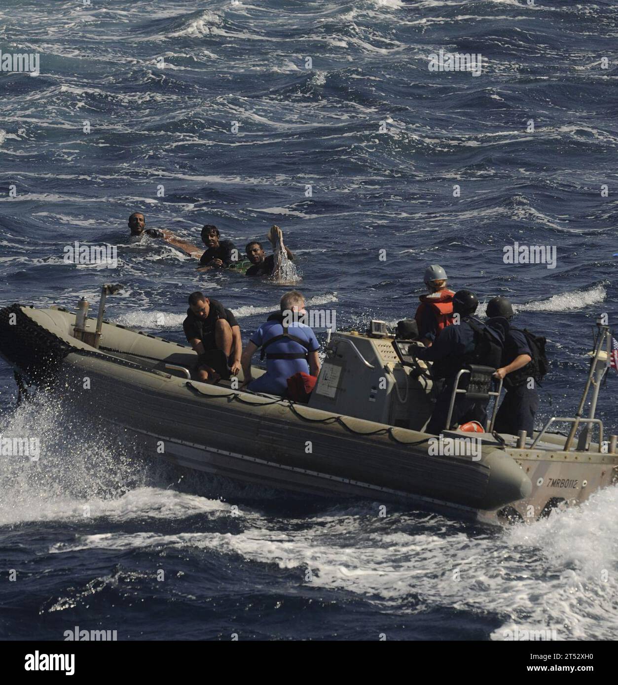 0911179500T-219 GOLF VON ADEN (17. November 2009) Eine Bootsbesatzung des Lenkraketenkreuzers ...