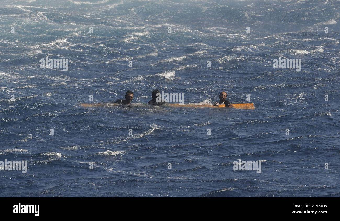 0911179500T-177 GOLF VON ADEN (17. November 2009) drei Männer Klammern sich an ein Stück Holz ...