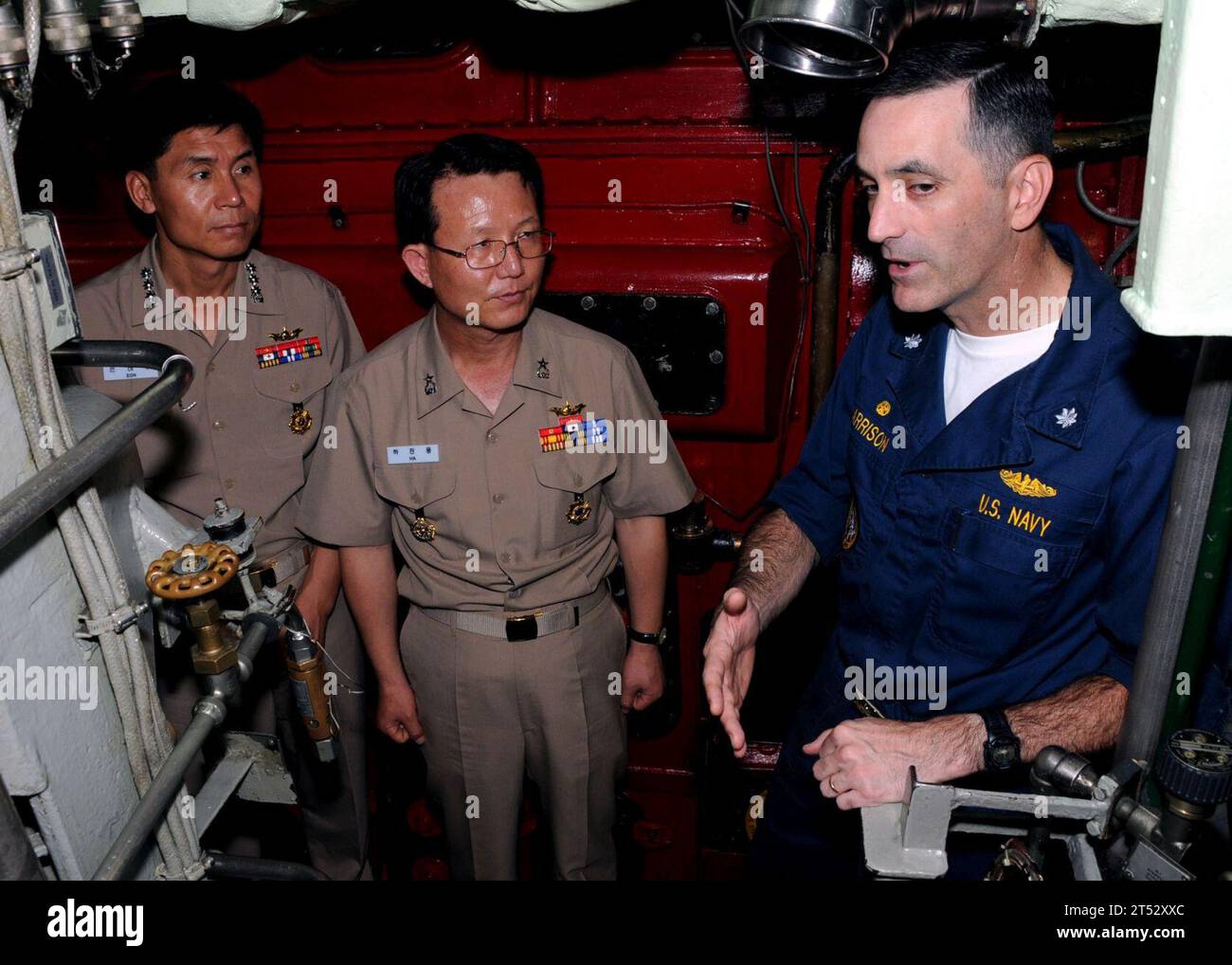 0910201722W-132 APRA HARBOR, Guam (20. Oktober 2009) Commander. Steve ...