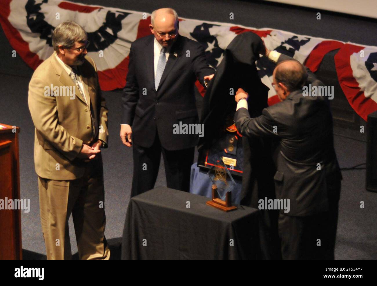 0911198907D-385 NORFOLK (19. November 2009) Paul D. Fraim und Robert T ...