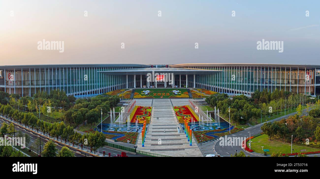 Shanghai. Oktober 2023. Dieses genähte Foto, das am 24. Oktober 2023 aufgenommen wurde, zeigt ...