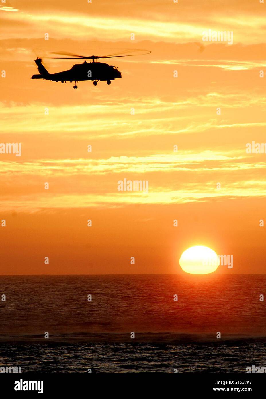 0710281745W-042 PACIFIC OCEAN(OKT. 28, 2007) - eine SH-60B Seahawk, die ...
