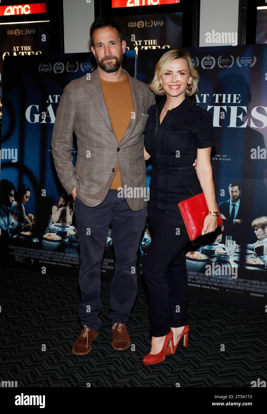 Noah wyle and sara wells -Fotos und -Bildmaterial in hoher Auflösung ...