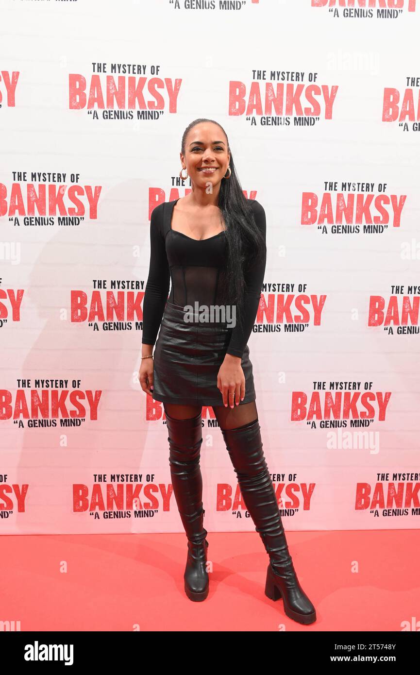 Moderatorin Janique Johnson kommt zur Ausstellungseröffnung The Mystery ...