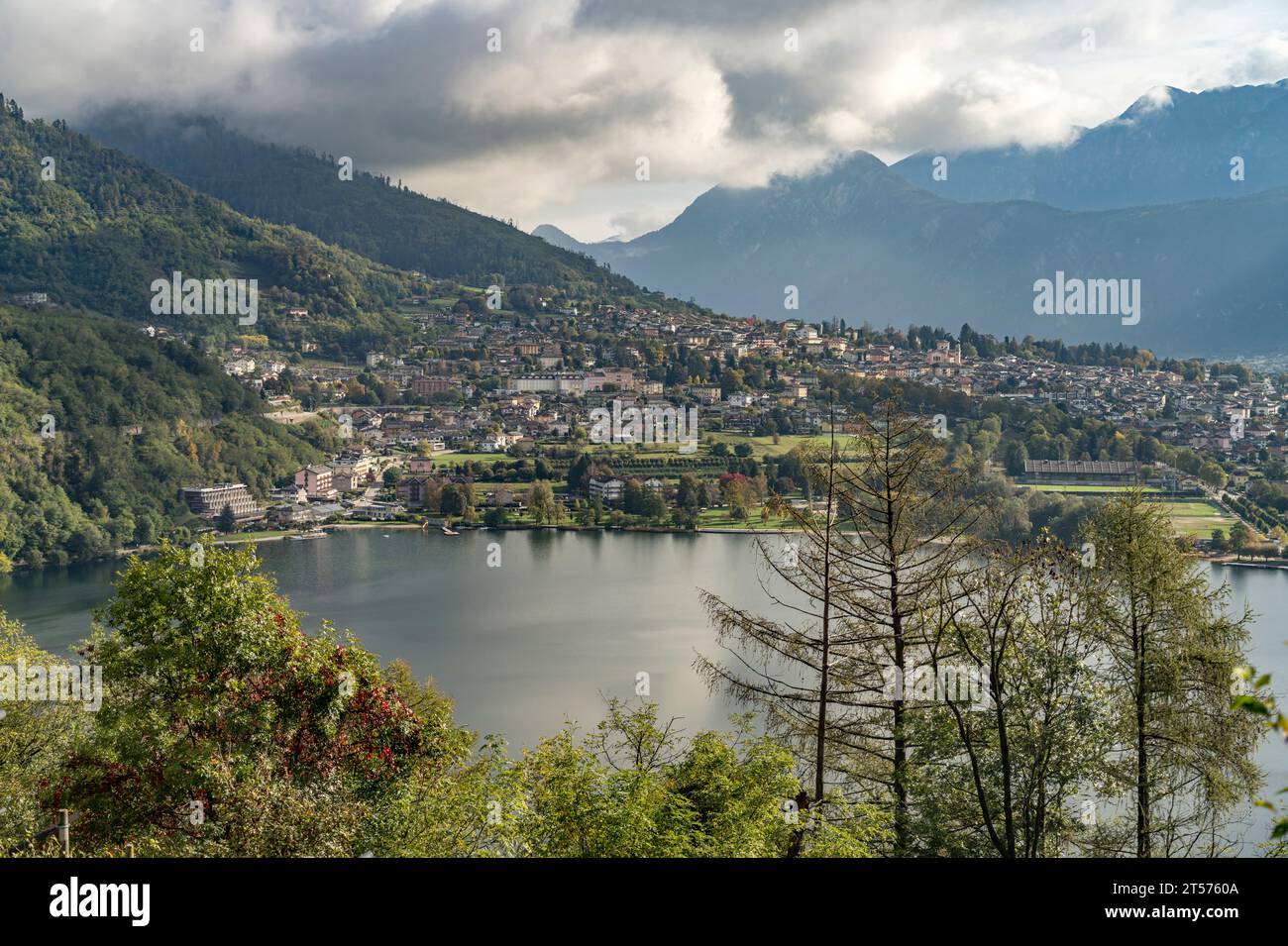 Löweneck oder Levico Terme am See Lago di Levico im Valsugana, Trentino ...