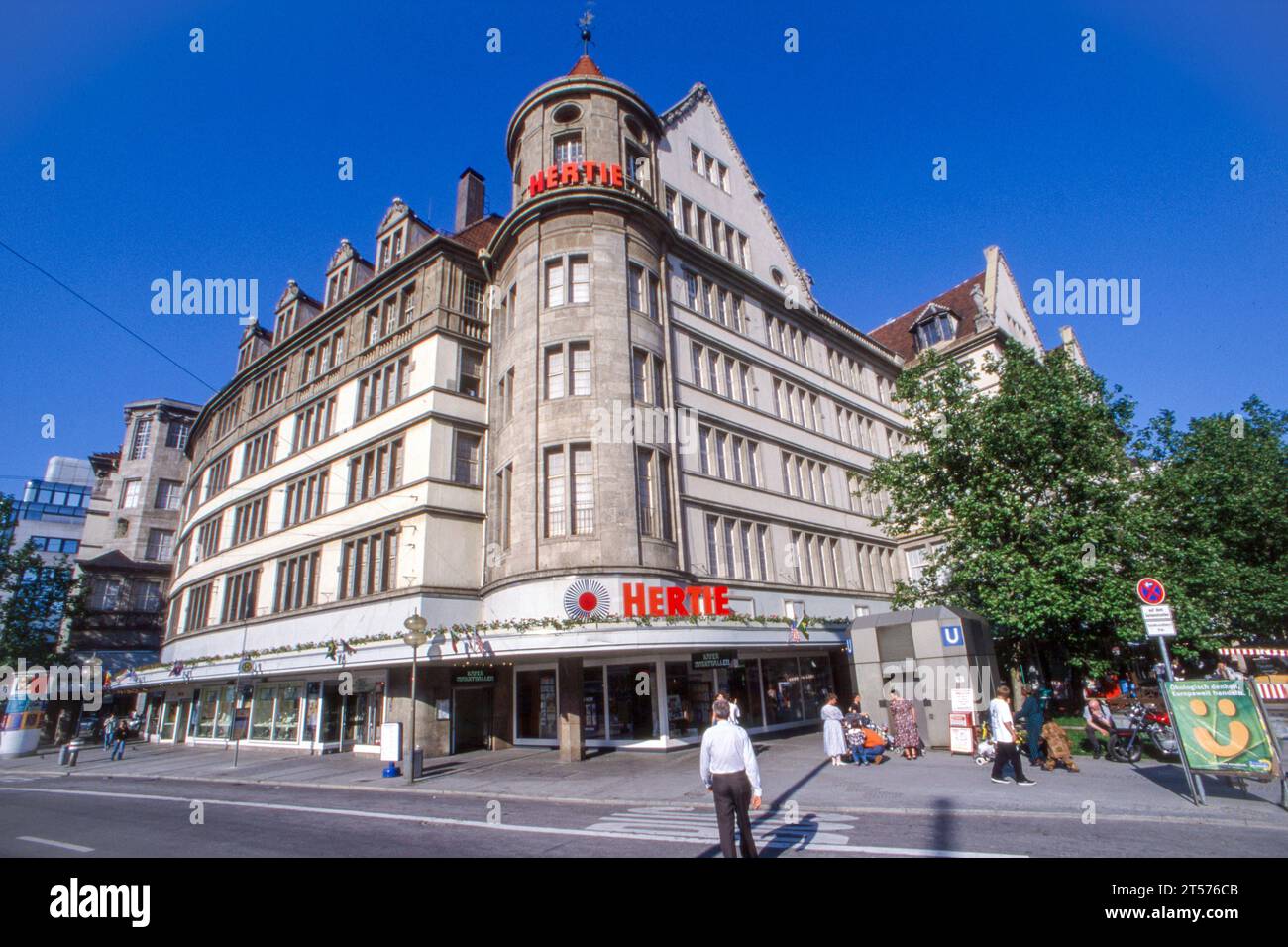 Kaufhaus Hertie am Hauptbahnhof, München, Mai 1999 Deutschland, München ...