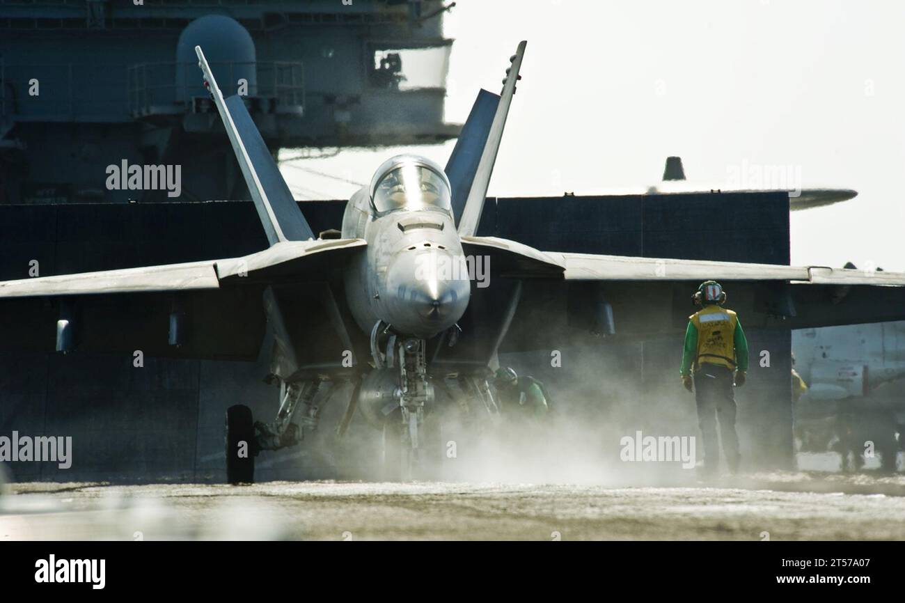 Die US-Navy-Seeleute bereiten sich darauf vor, eine F18E Super Hornet ...
