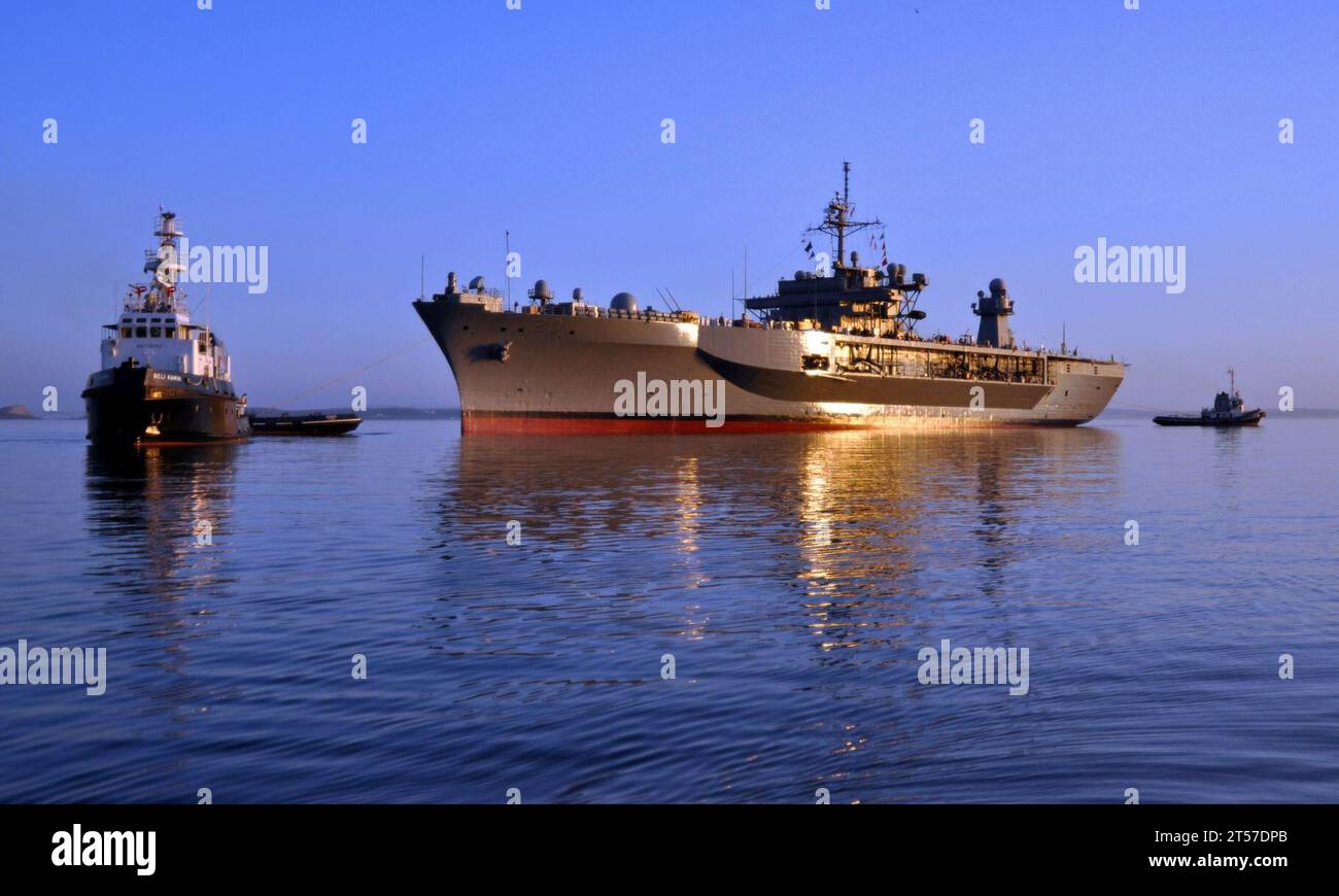 Die USS Mount Whitney der US Navy beginnt ihren Übergang vom ...