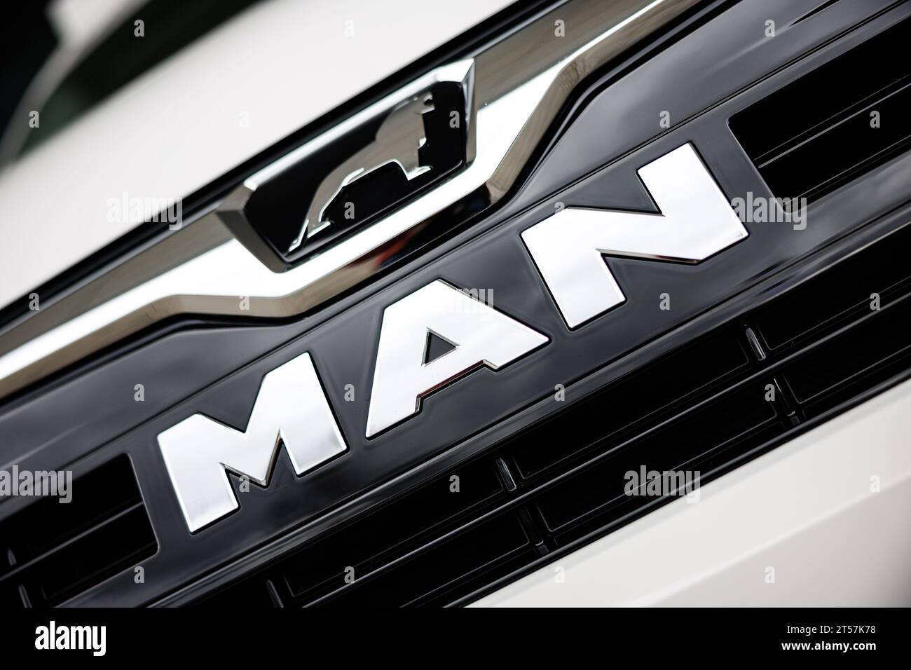 20. März 2023, Bayern, München: Das MAN Truck & Bus SE Logo ist auf der ...