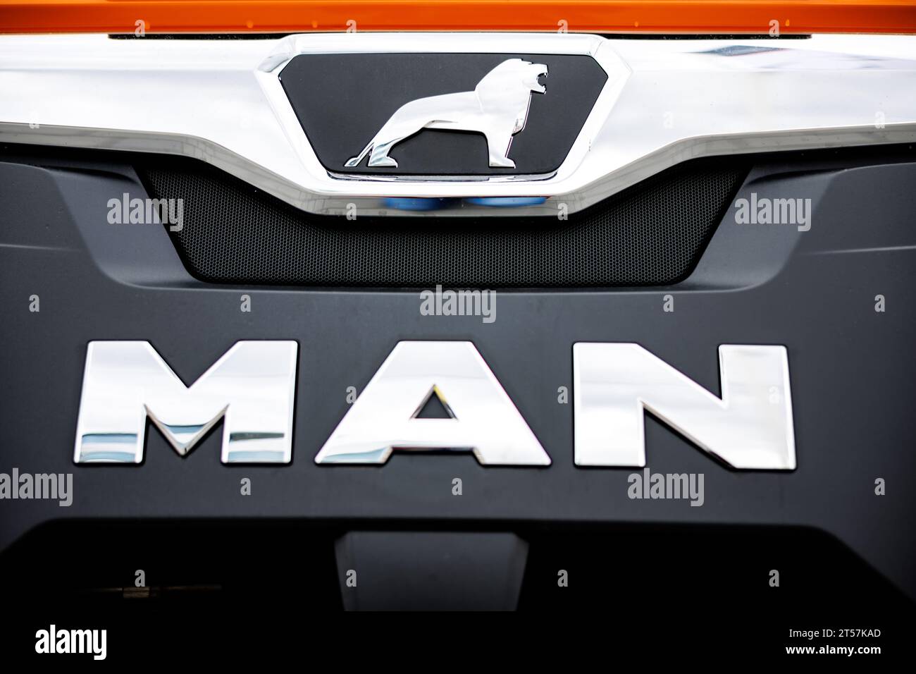 20. März 2023, Bayern, München: Das MAN Truck & Bus SE Logo ist auf der ...