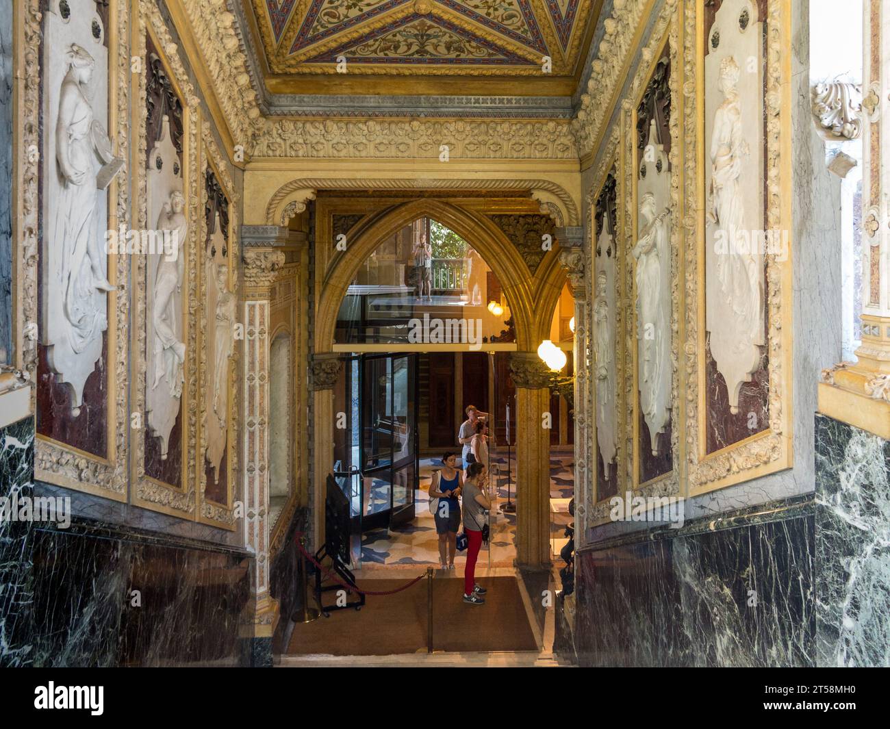 Eingangshalle des Palazzo Cavalli-Franchetti von der Spitze der Treppe ...