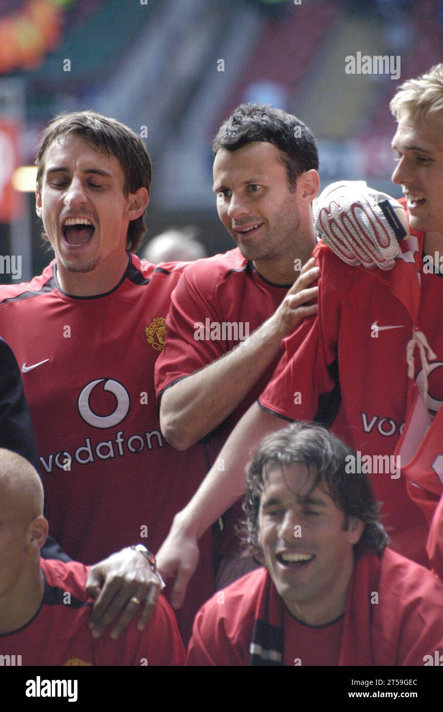 MANCHESTER UNITED, FEIER, FA CUP FINALE, 2004: Ryan Giggs, Gary Neville ...