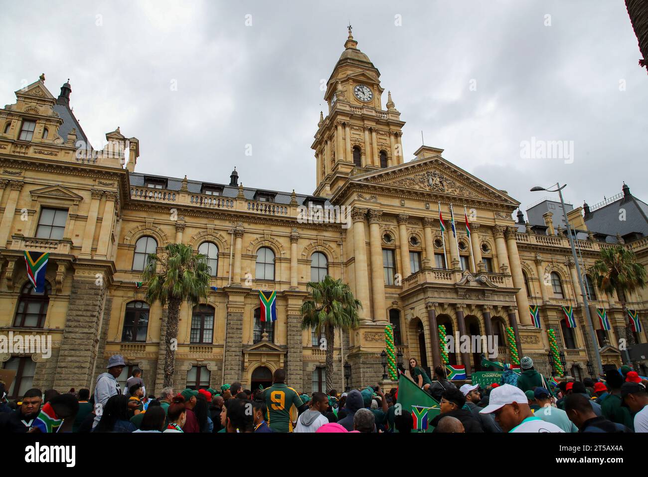 KAPSTADT, SÜDAFRIKA - 03. NOVEMBER: Fans vor dem Rathaus während der ...