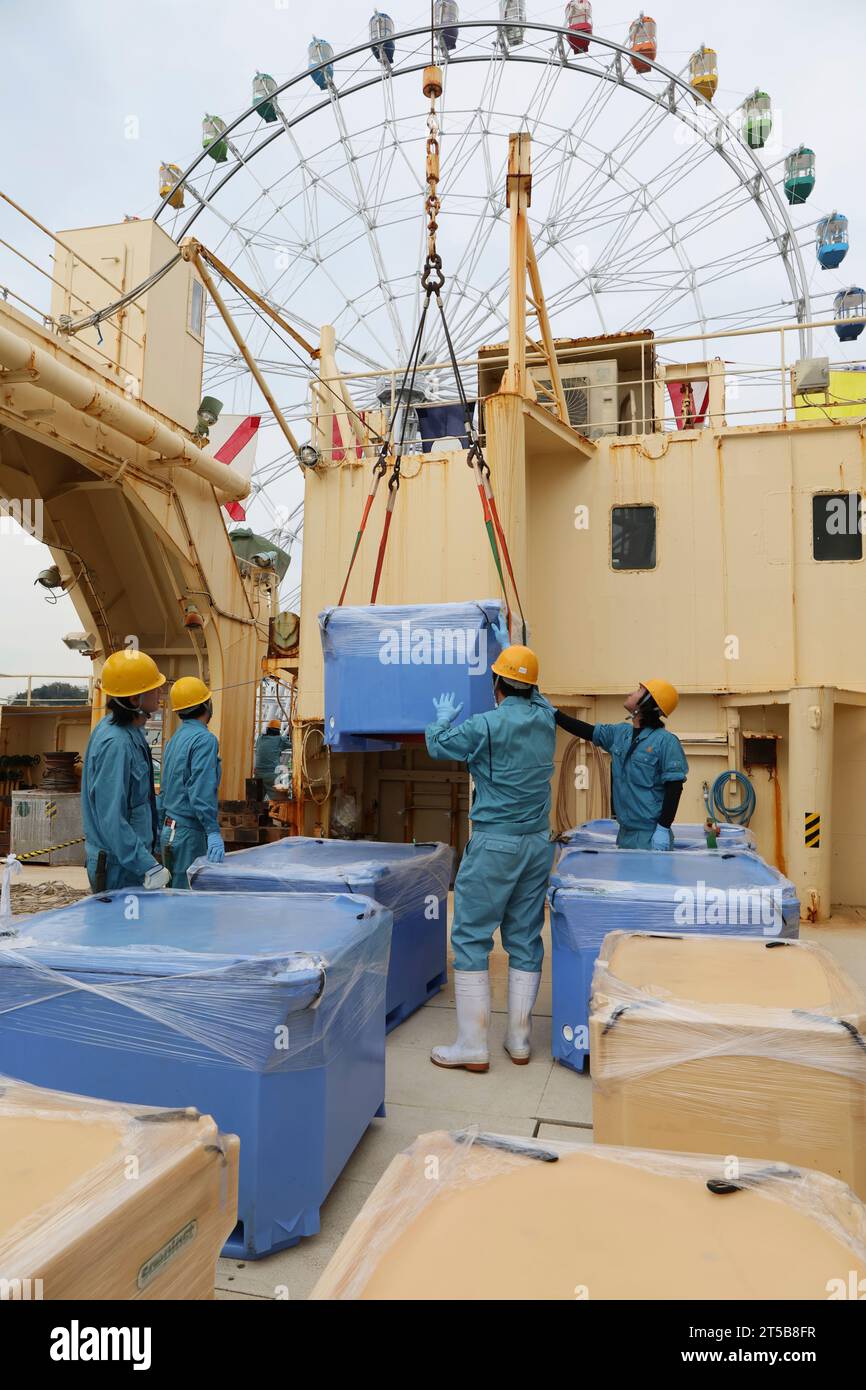 Japanese world's only whaling mother ship "Nisshin Maru" enters Shimonoseki Port in Yamaguchi ...