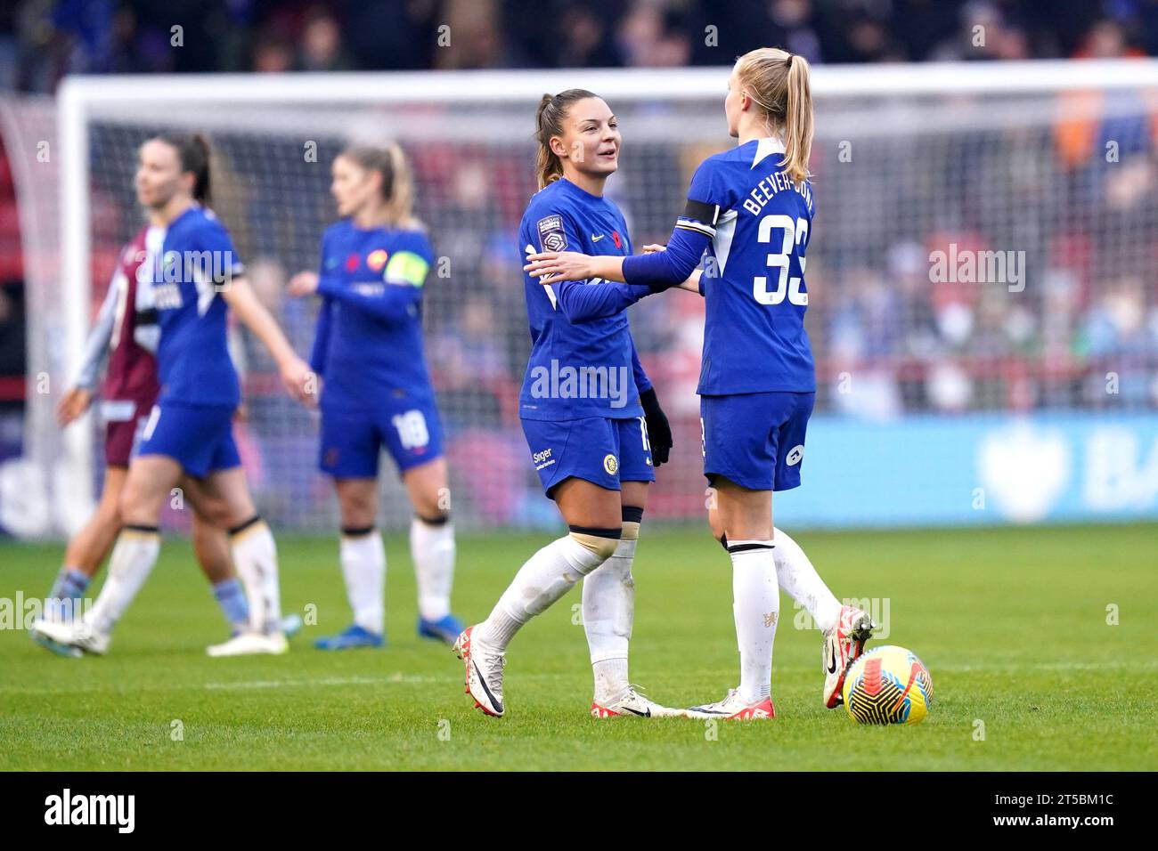 Johanna Kaneryd (links) und Agnes Beever-Jones von Chelsea schütteln ...