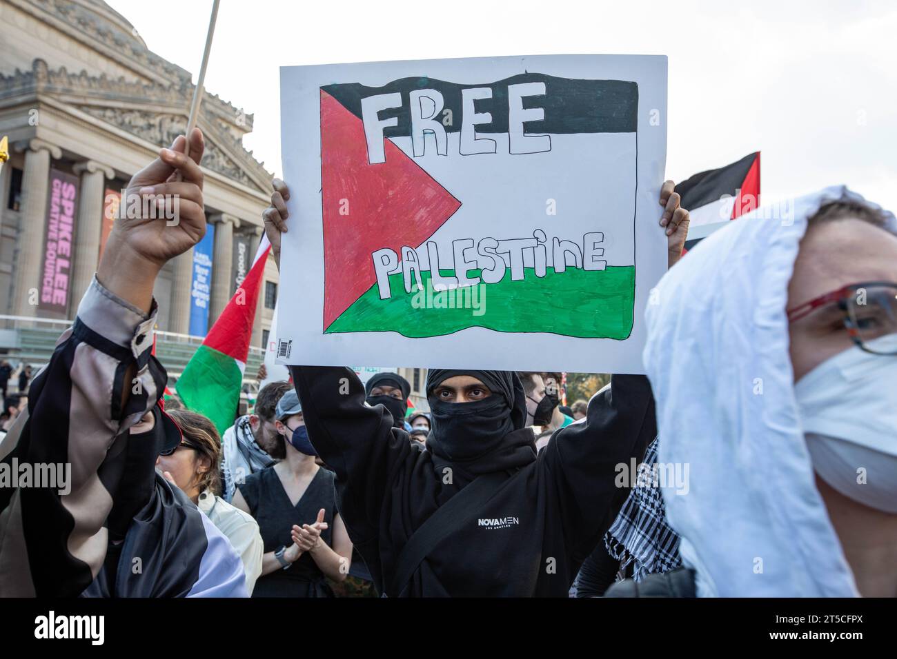 Pro-palästinensische Demonstranten marschieren vom Brooklyn Museum nach ...