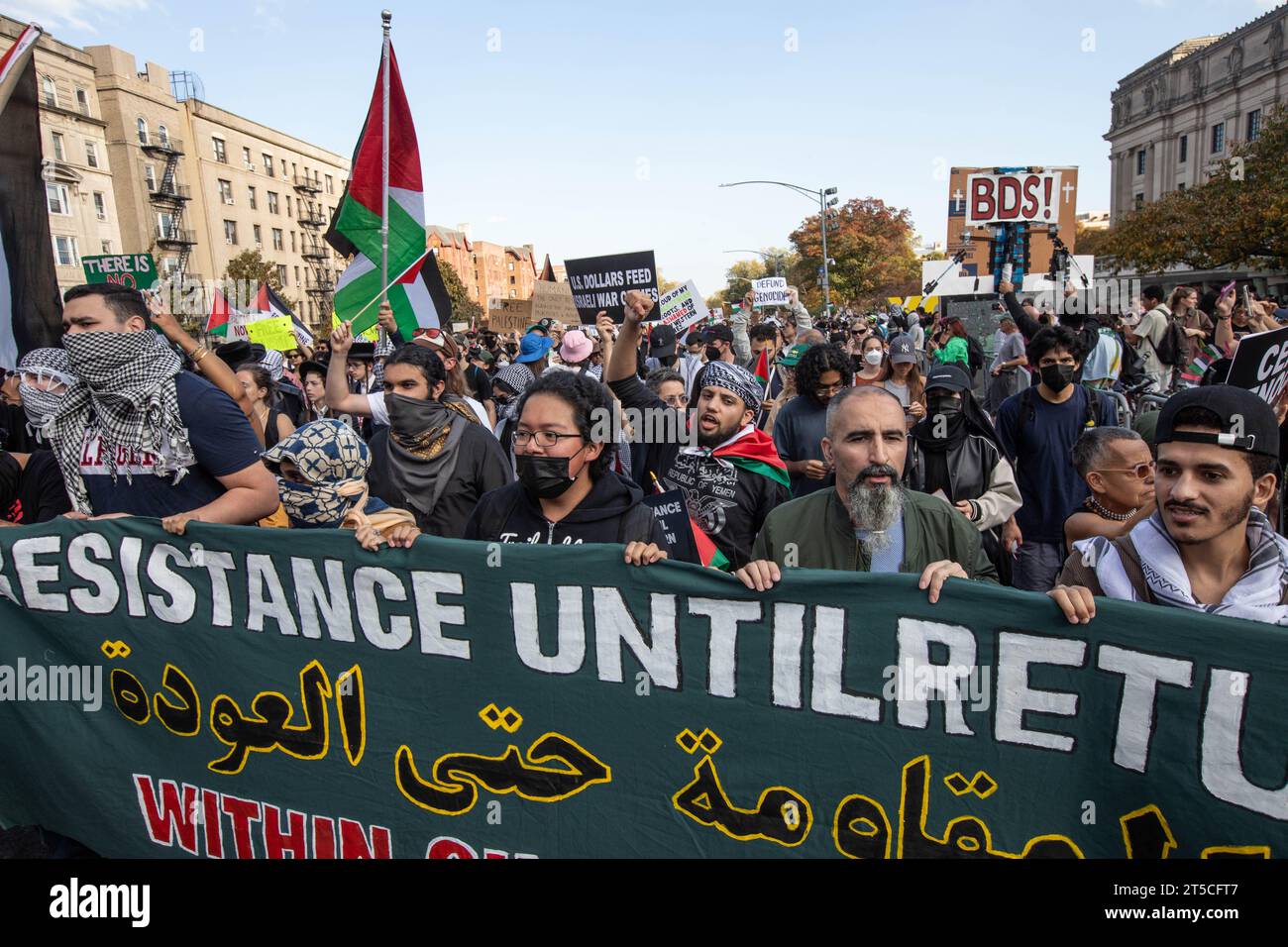 Pro-palästinensische Demonstranten marschieren vom Brooklyn Museum nach ...