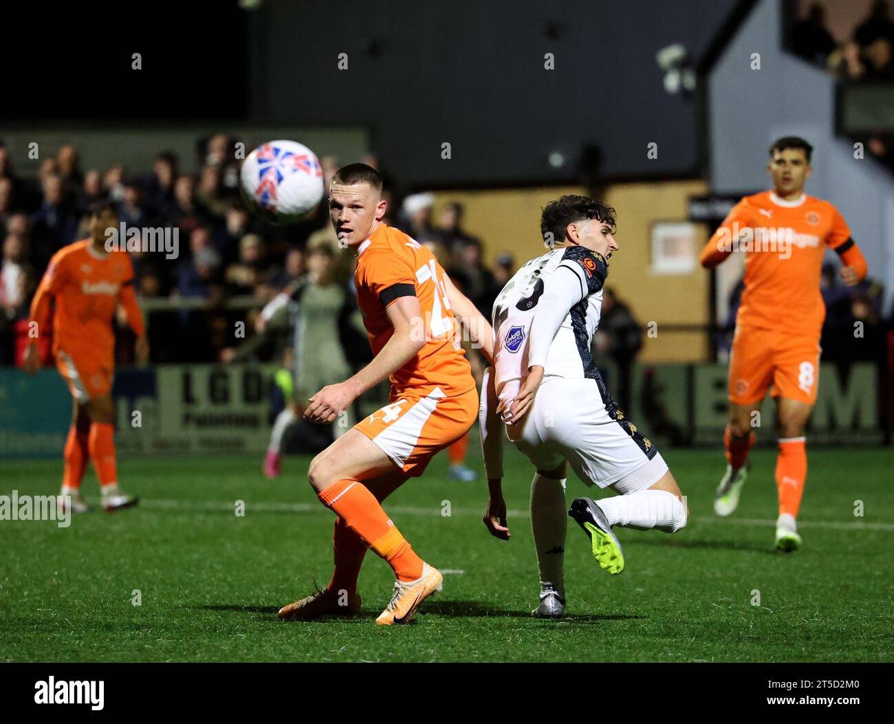 Blackpool's Andy Lyons (links) und Bromleys Besart Topalloj kämpfen um ...