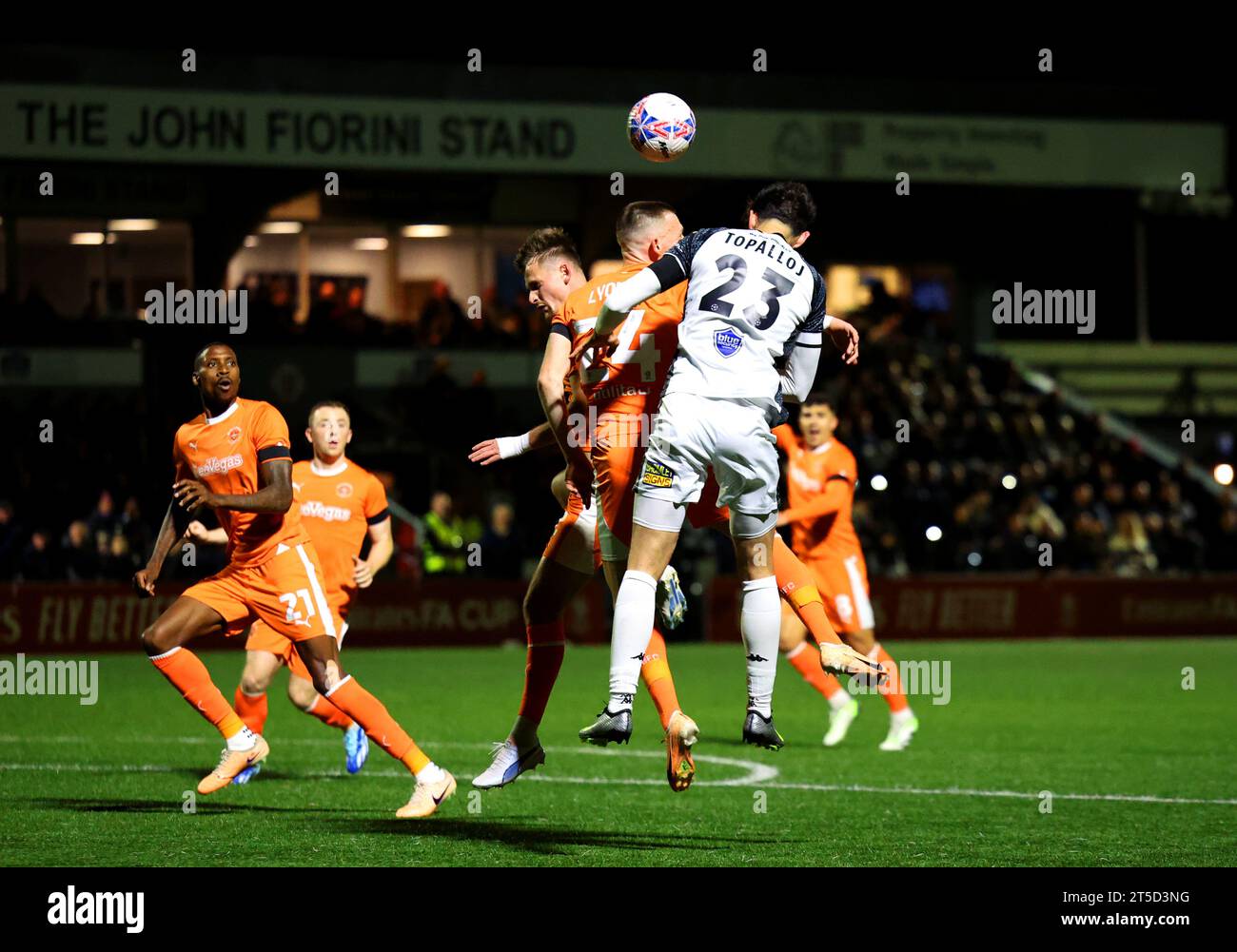 Blackpools Andy Lyons und Bromleys Besart Topalloj kämpfen um den Ball ...