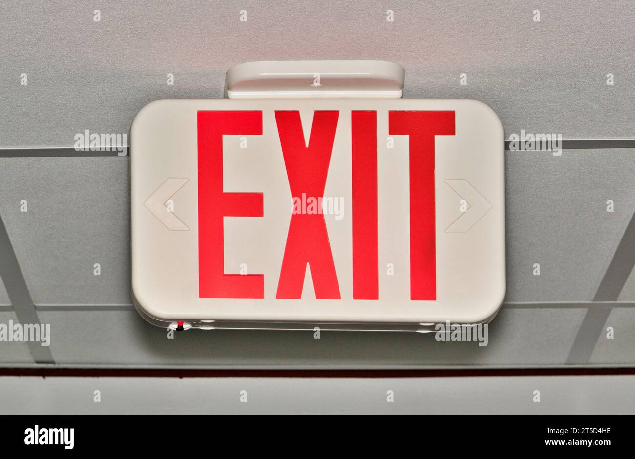 Ceiling exit sign -Fotos und -Bildmaterial in hoher Auflösung – Alamy