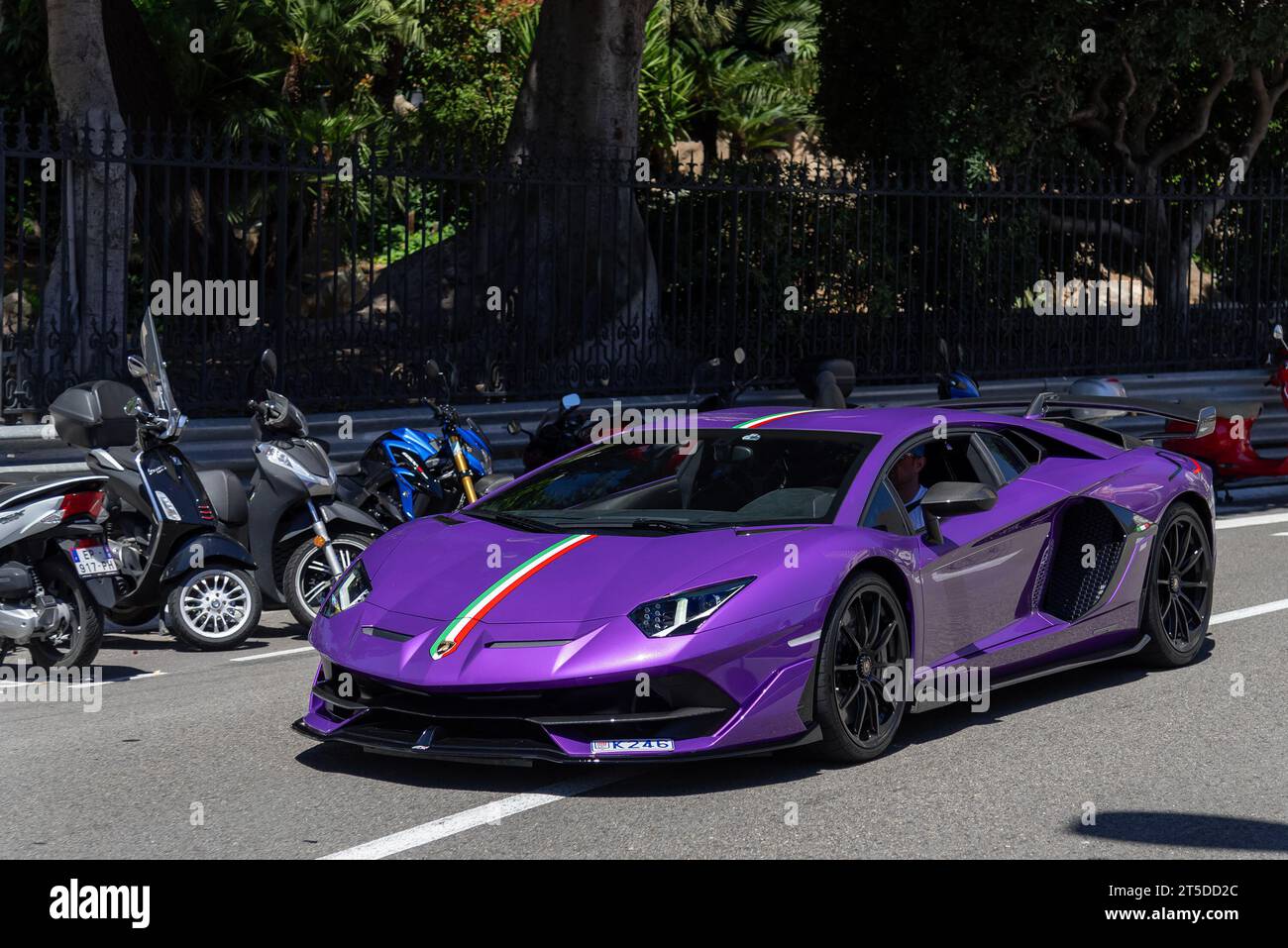 Lila lamborghini -Fotos und -Bildmaterial in hoher Auflösung – Alamy