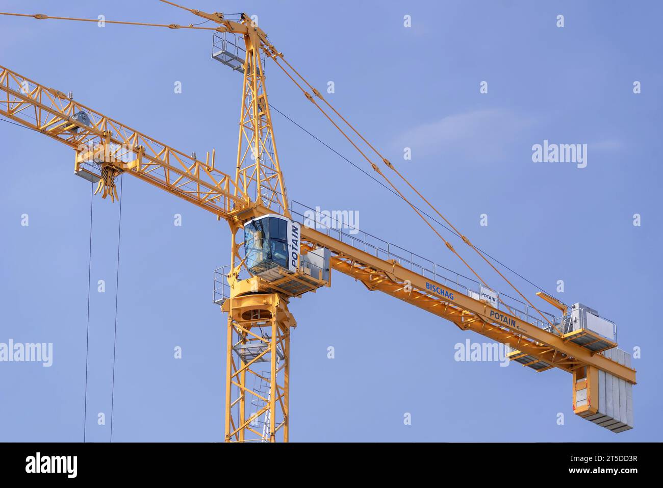 Basel, Schweiz - Gelber Turmkran Potain MD 365 B L16 auf der Baustelle ...