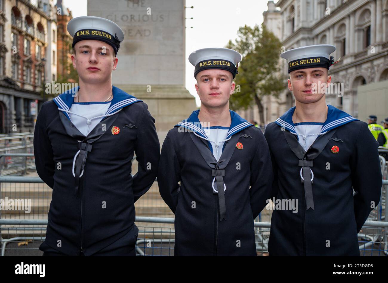 4. November 2023: Seeleute der HMS Sultan grüßen das Cenotaph ...