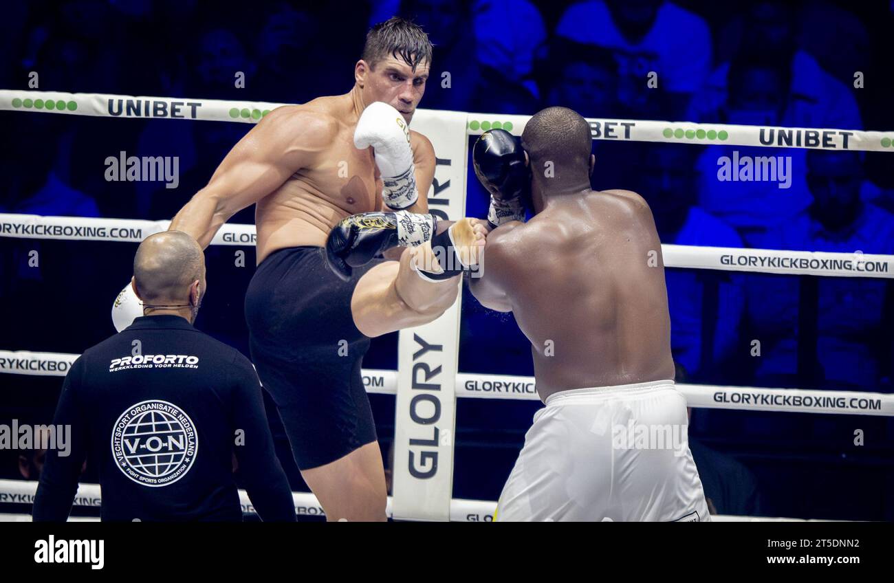 ARNHEM – die Kickboxer Rico Verhoeven und Tariq Osaro während des GLORY ...