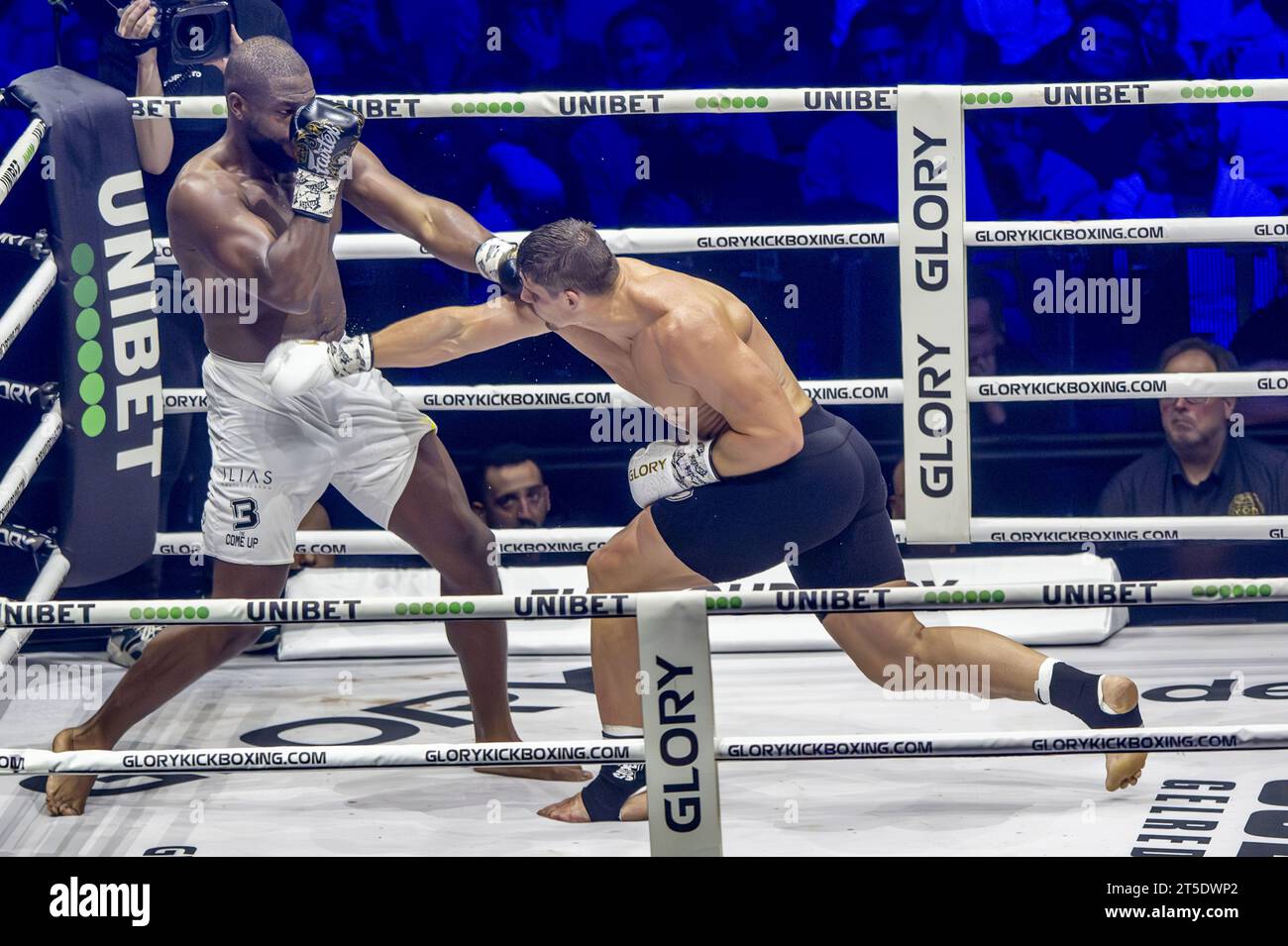 ARNHEM – die Kickboxer Rico Verhoeven und Tariq Osaro während des GLORY ...