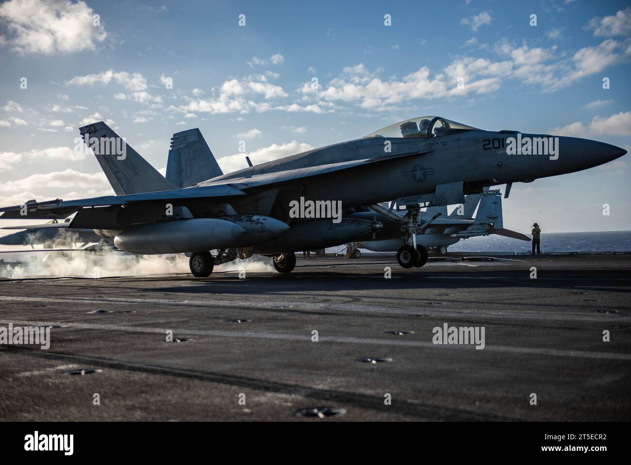 231104-N-IK052-1234 PHILIPPINISCHE SEE (4. November 2023) eine F/A-18E ...
