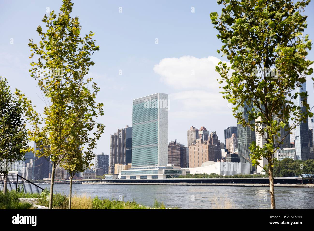 Der Blick auf das Hauptquartier der Vereinten Nationen am East River in New York City von ...