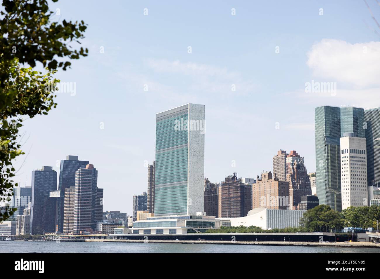 Der Blick auf das Hauptquartier der Vereinten Nationen am East River in New York City von ...