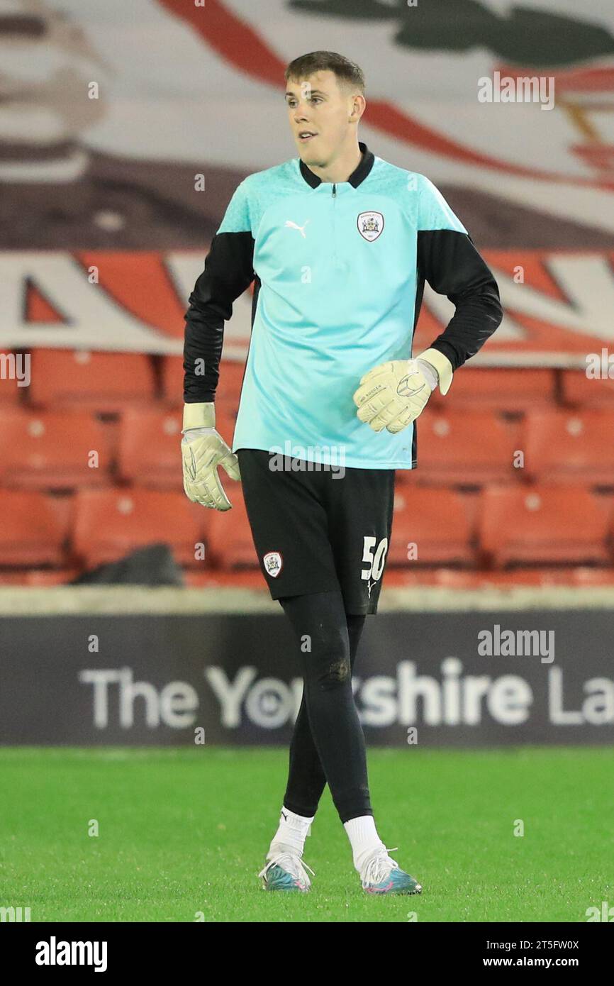 Kieren Flavell #50 von Barnsley im Vorspiel während des Emirates FA Cup ...