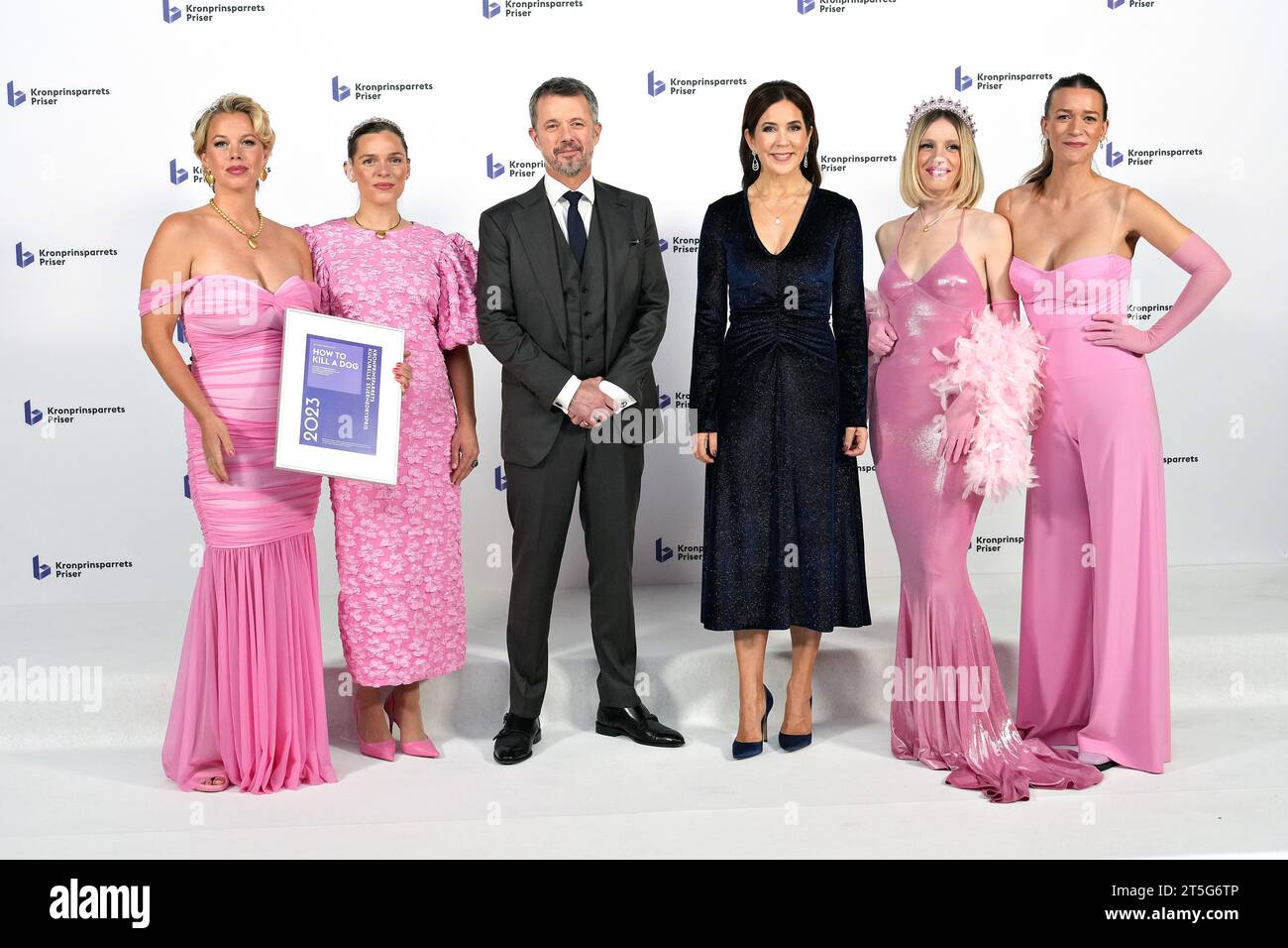 Das Künstlerduo How To Kill a Dog erhält am Samstag, 4. November 2023 ...