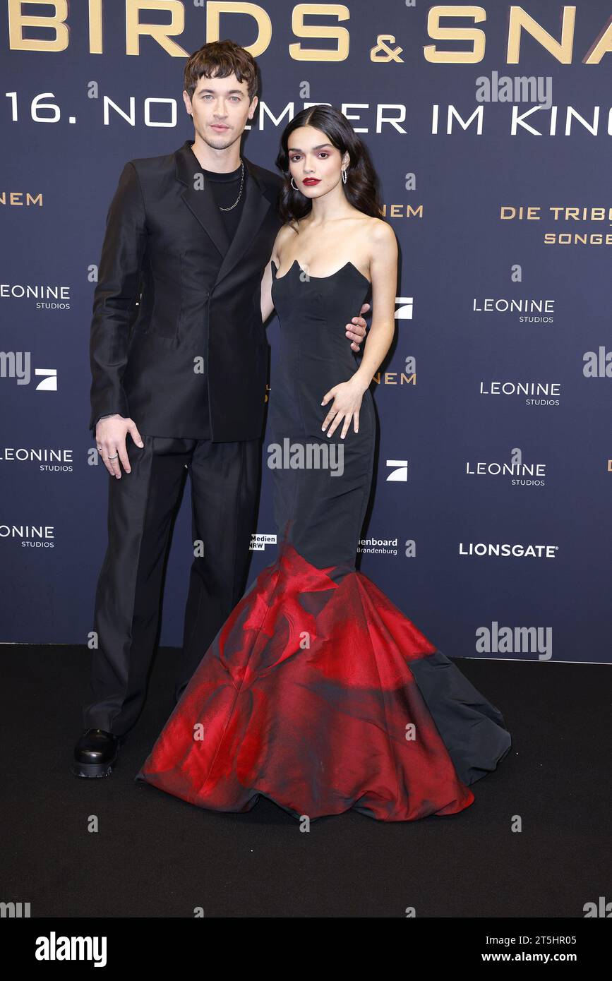 Tom Blyth und Rachel Zegler bei der Premiere von „die Tribute von Panem ... Tom Blyth und Rachel Zegler bei der Premiere von „die Tribute von Panem ...