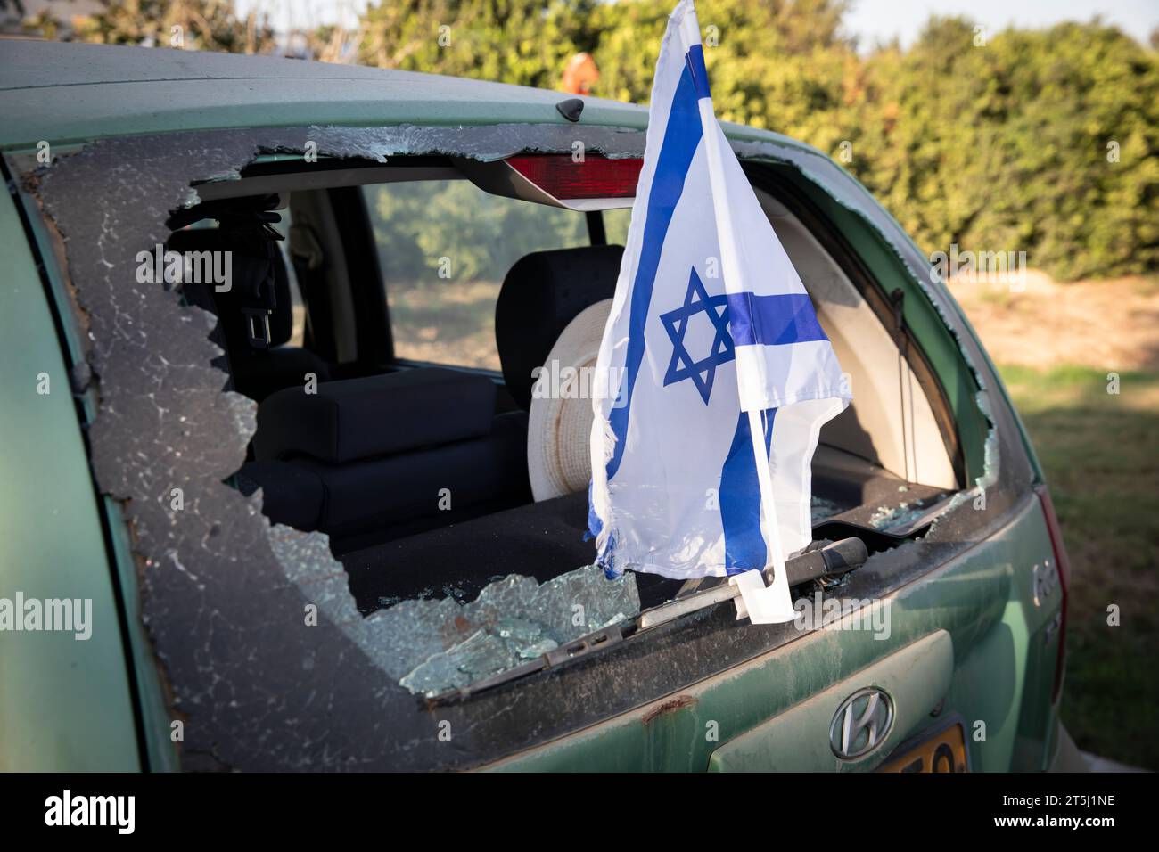 Verbranntes und zerstörtes Auto des Kibbuz Kfar AZA nach einem brutalen ...