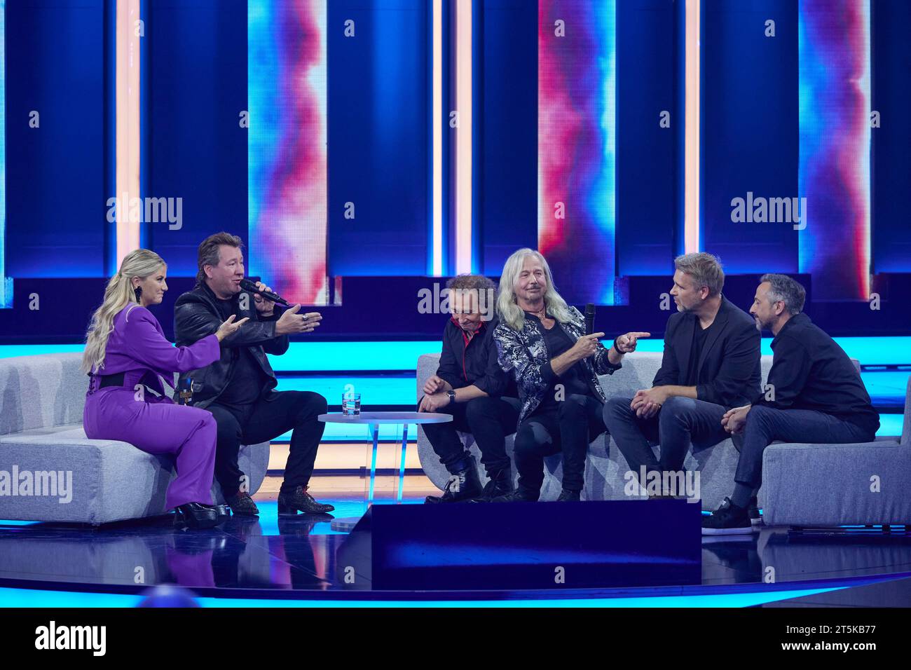 Berlin, Deutschland. Oktober 2023. Moderatorin Beatrice Egli (l) sitzt mit der Band Karat ...