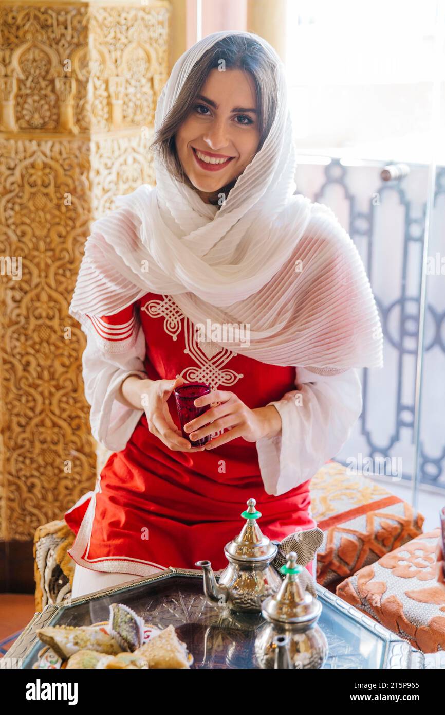 Muslim woman abaya -Fotos und -Bildmaterial in hoher Auflösung – Alamy